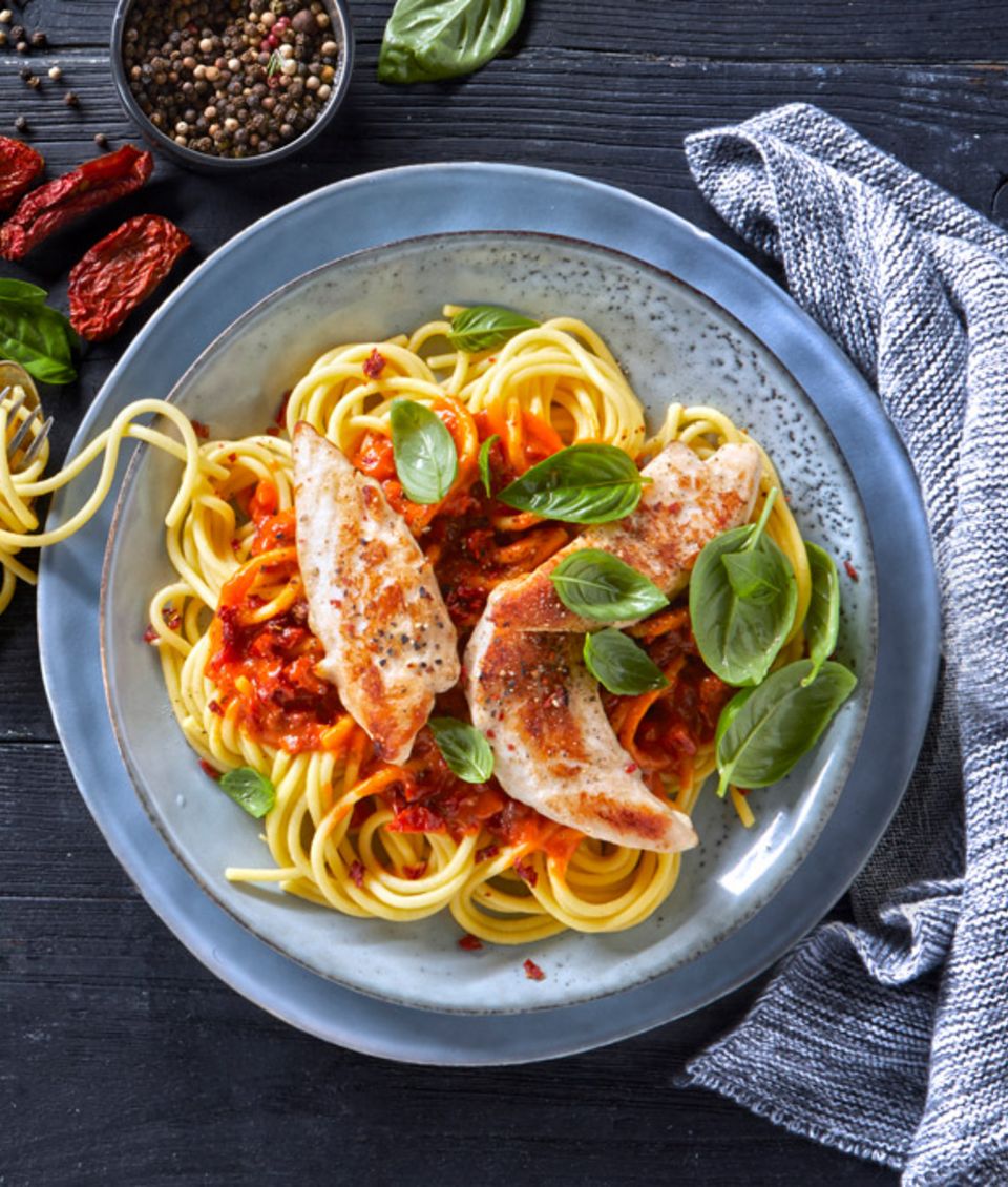 Spaghetti Pollo e Pomodori - Rezept